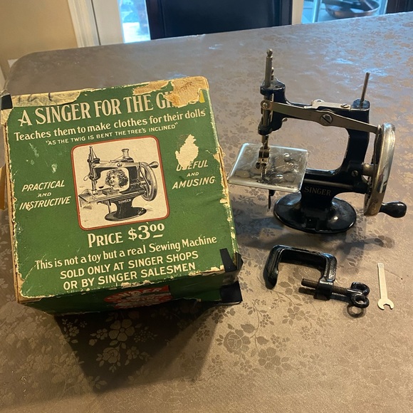 Singer | Other | Vintage Singer For The Girls Sewing Machine | Poshmark